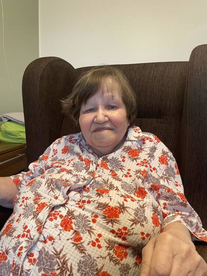 Asiakastarina: Eine 73 vuotta viihtyy Isopakarin yhteisöllisessä kodissa